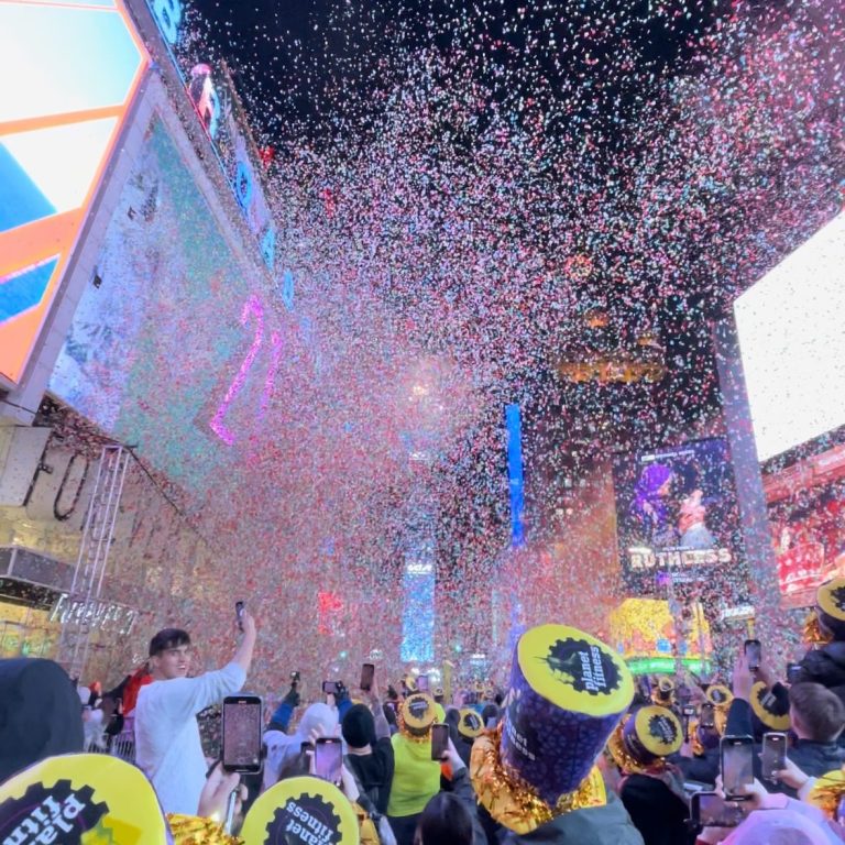 The New York City Ball Drop. Worth it or not? – Jessie Across the World